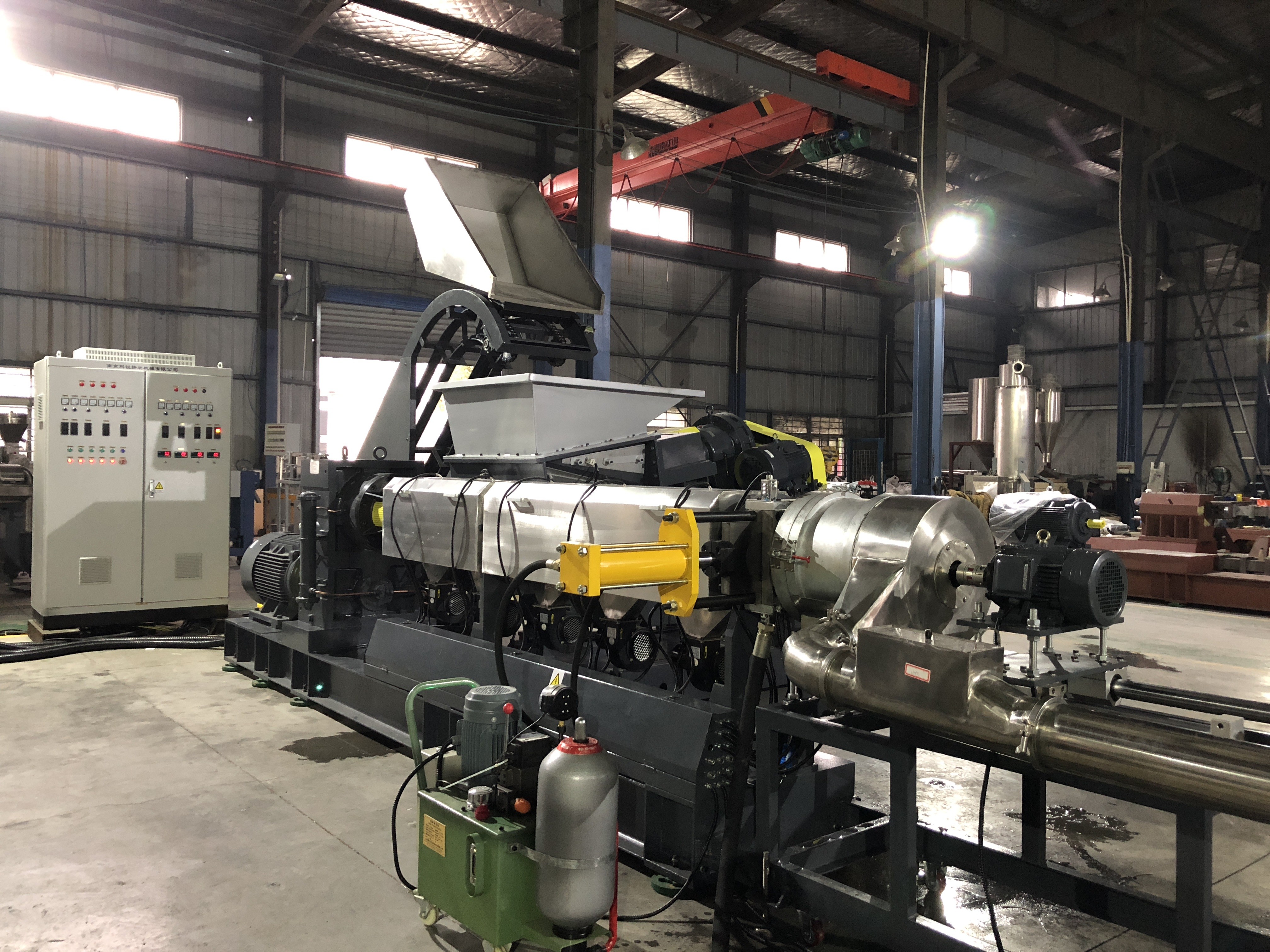 HDPE 500-700kg / saat PLC Kontrolü İçin 160kw AC Tek Vidalı Ekstrüzyon ...